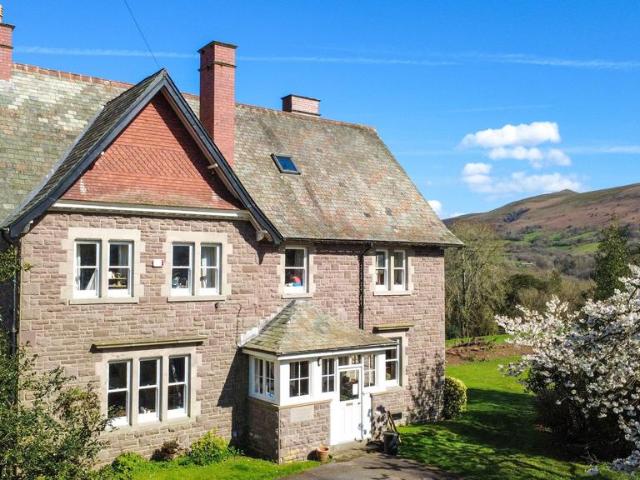 6 bedroom detached house for sale