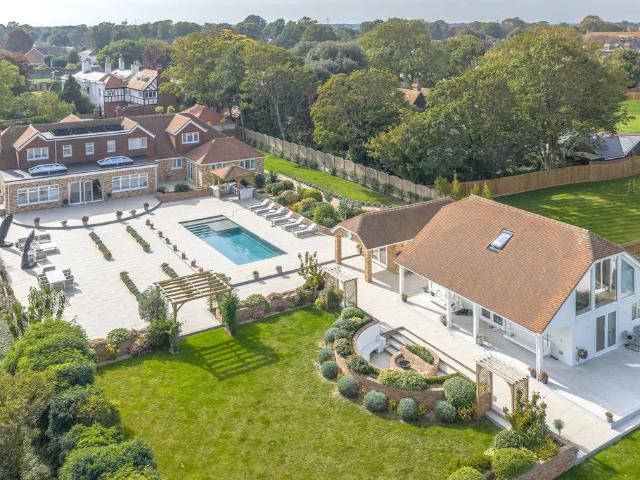6 bedroom detached house for sale