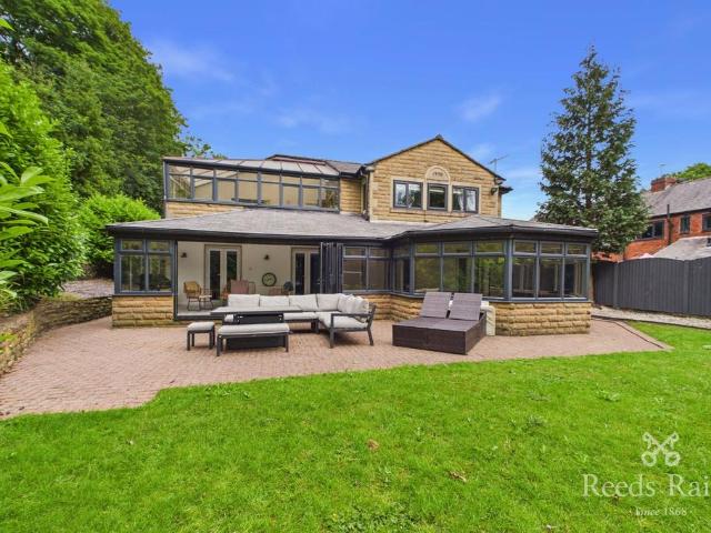 6 bedroom detached house for sale