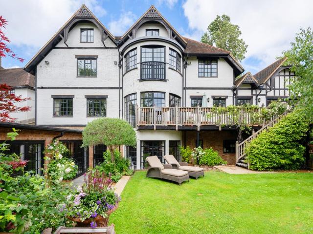 6 bedroom detached house for sale