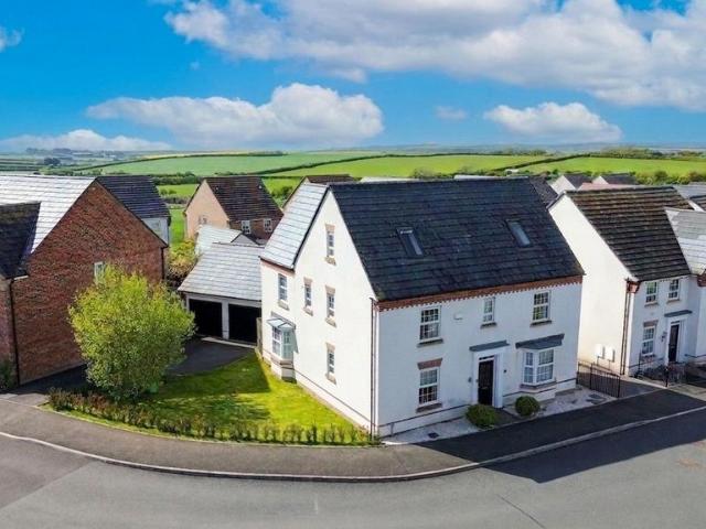 6 bedroom detached house for sale