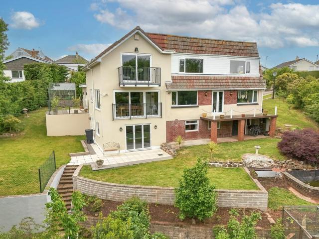 6 bedroom detached house for sale