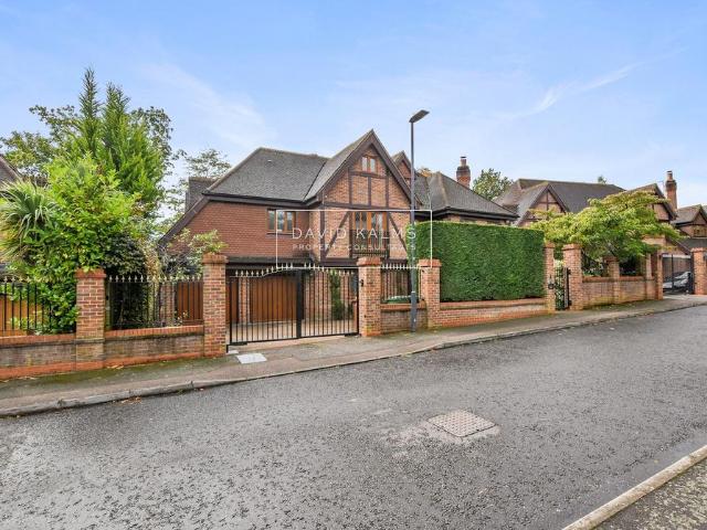 6 bedroom detached house for sale
