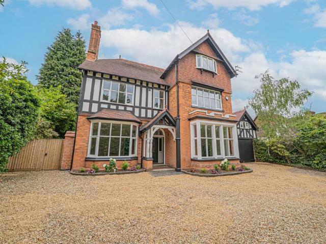 6 bedroom detached house for sale