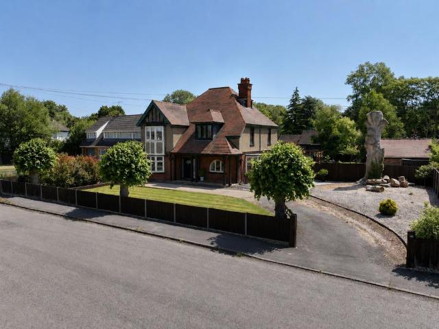 6 bedroom detached house for sale