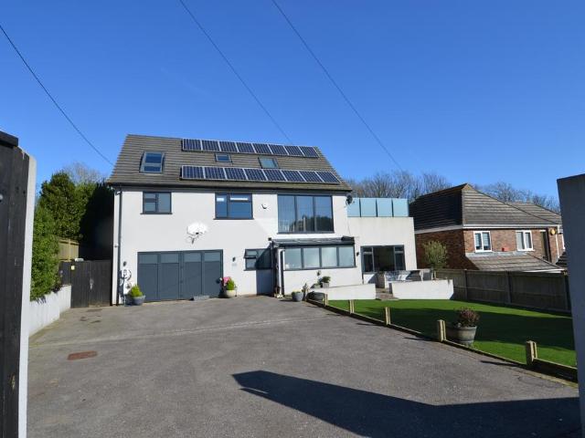 6 bedroom detached house for sale
