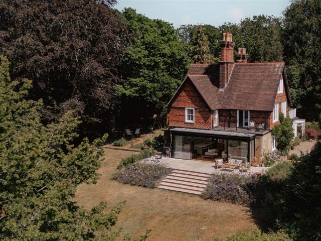 6 bedroom detached house for sale