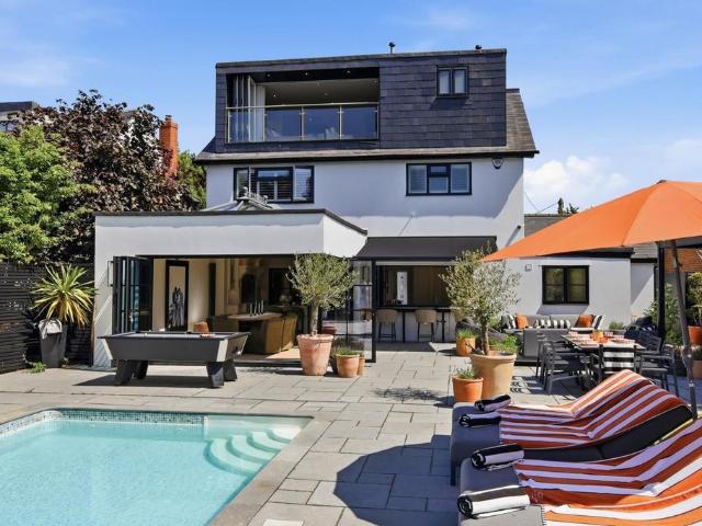 6 bedroom detached house for sale