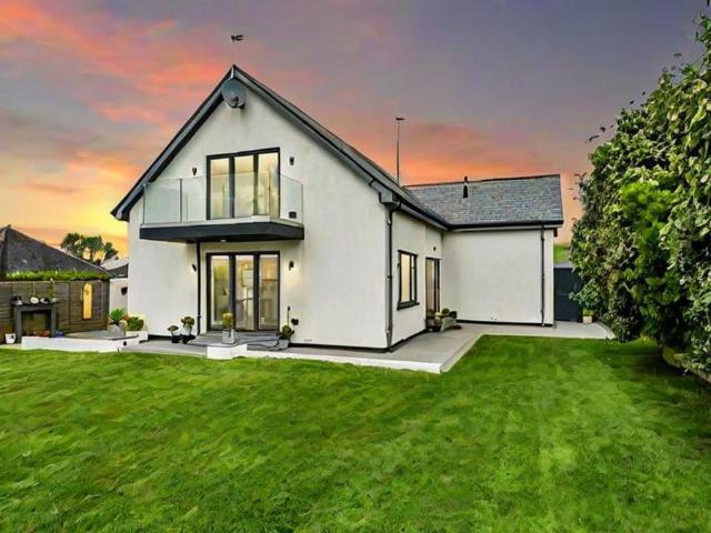 6 bedroom detached house for sale