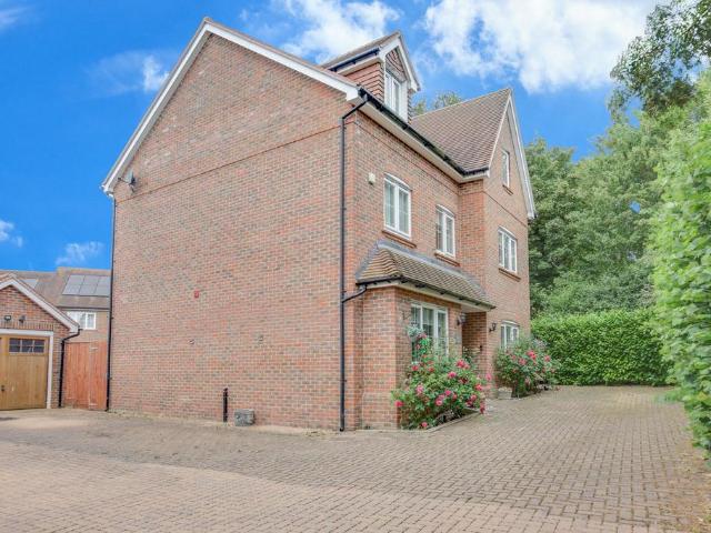 6 bedroom detached house for sale