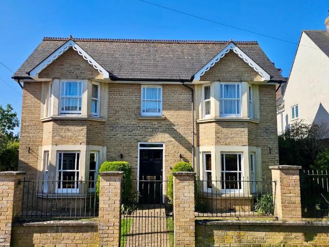 6 bedroom detached house for sale