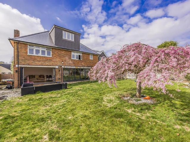 6 bedroom detached house for sale