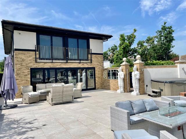6 bedroom detached house for sale