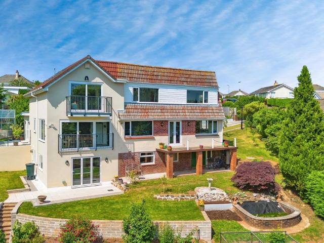 6 bedroom detached house for sale