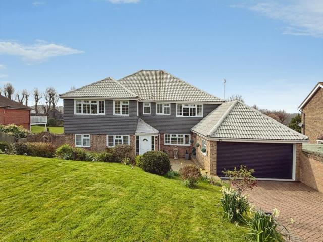 6 bedroom detached house for sale