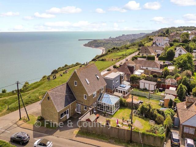 6 bedroom detached house for sale