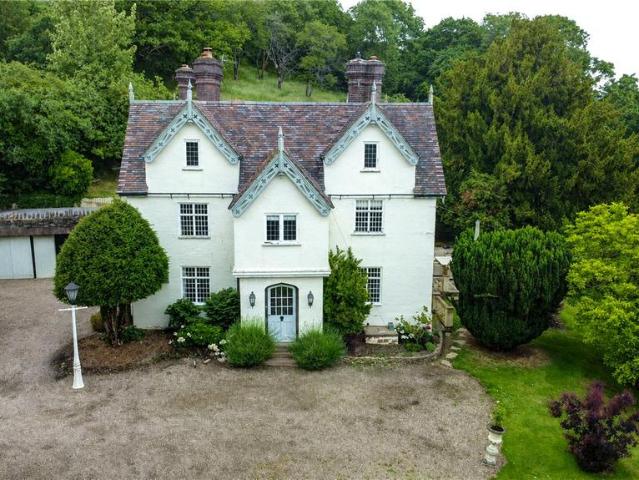 6 bedroom detached house for sale