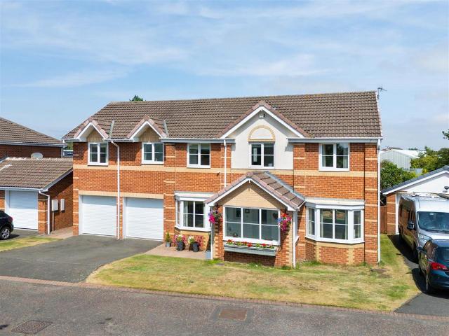 6 bedroom detached house for sale
