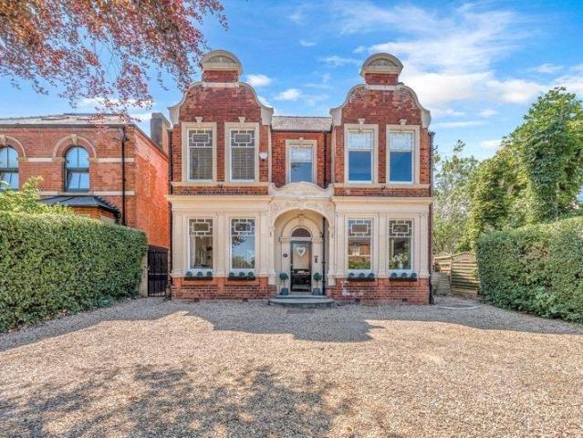 6 bedroom detached house for sale