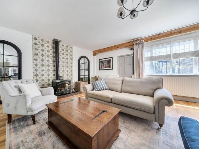 6 bedroom detached house for sale