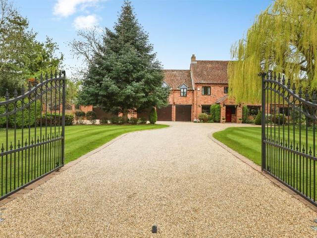 6 bedroom detached house for sale