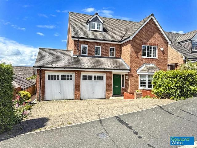 6 bedroom detached house for sale