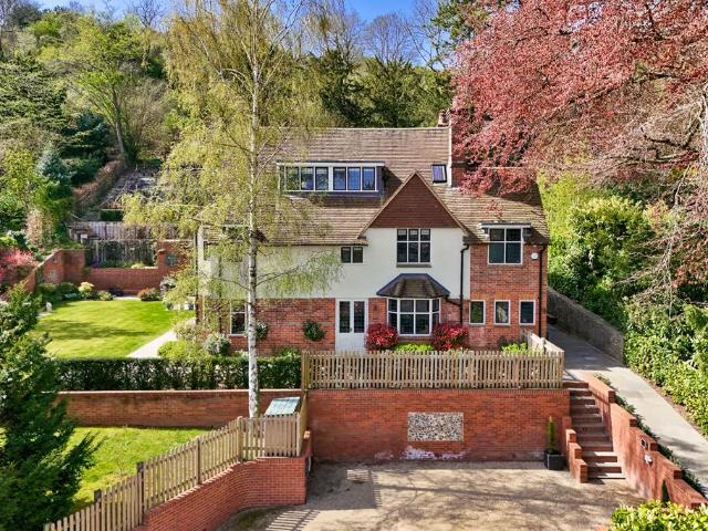 6 bedroom detached house for sale
