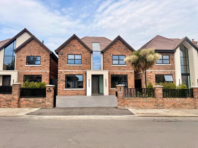 6 bedroom detached house for sale