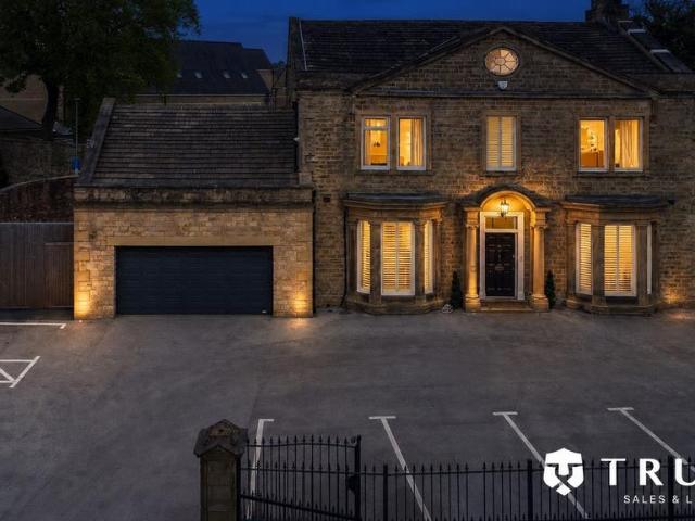 6 bedroom detached house for sale
