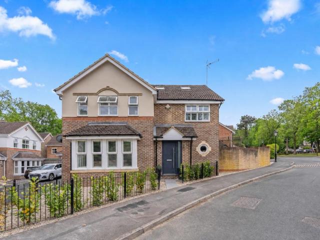 6 bedroom detached house for sale