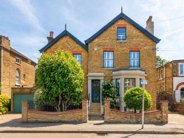 6 bedroom detached house for sale
