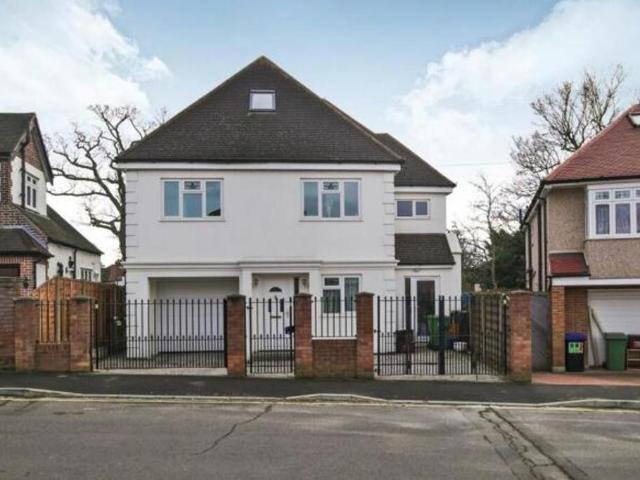 6 bedroom detached house for sale