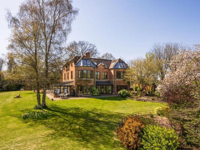 6 bedroom detached house for sale