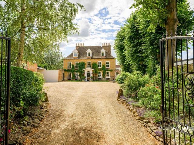 6 bedroom detached house for sale