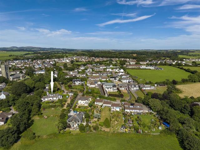 6 bedroom detached house for sale