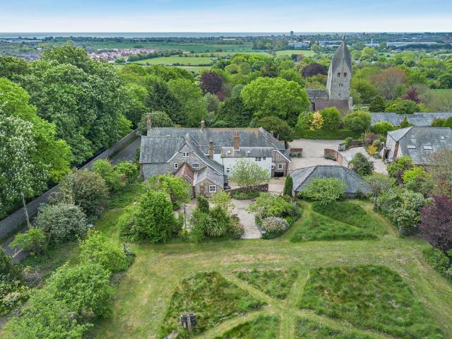 6 bedroom detached house for sale