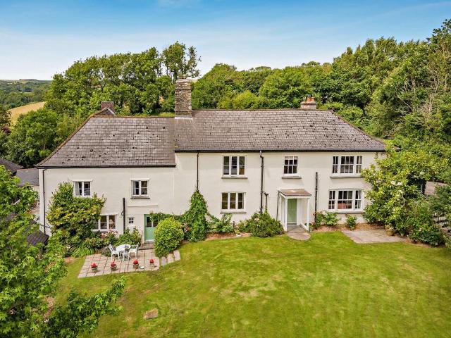 6 bedroom detached house for sale