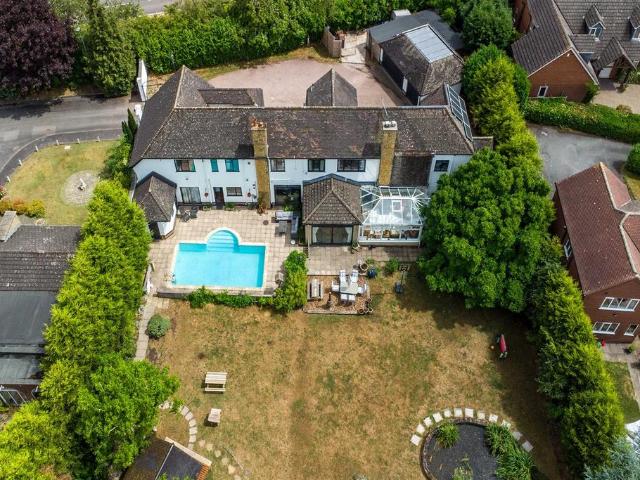 6 bedroom detached house for sale