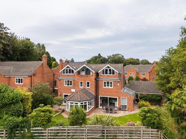 6 bedroom detached house for sale