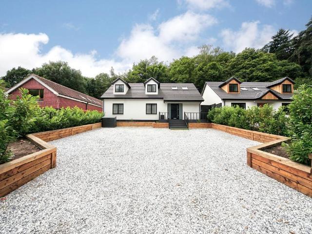 6 bedroom detached house for sale