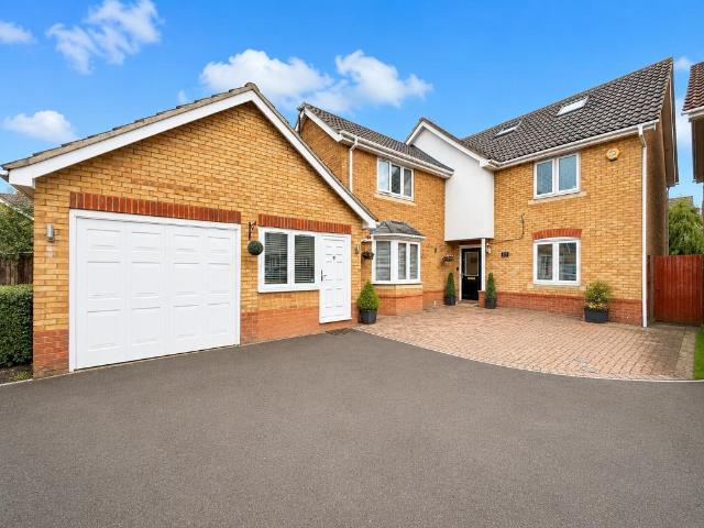 6 bedroom detached house for sale