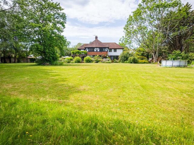 6 bedroom detached house for sale