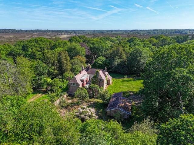 6 bedroom detached house for sale