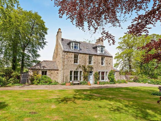 6 bedroom detached house for sale
