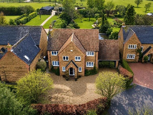 6 bedroom detached house for sale