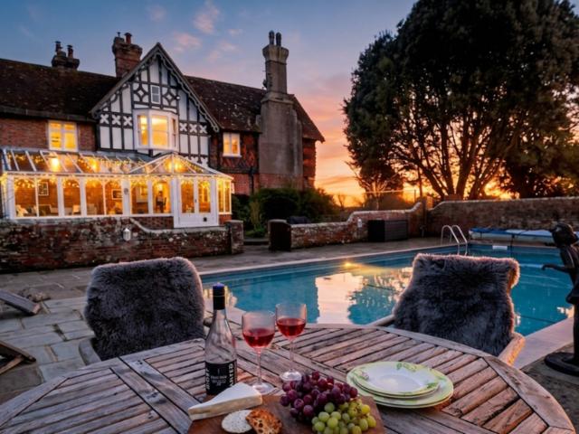 6 bedroom detached house for sale
