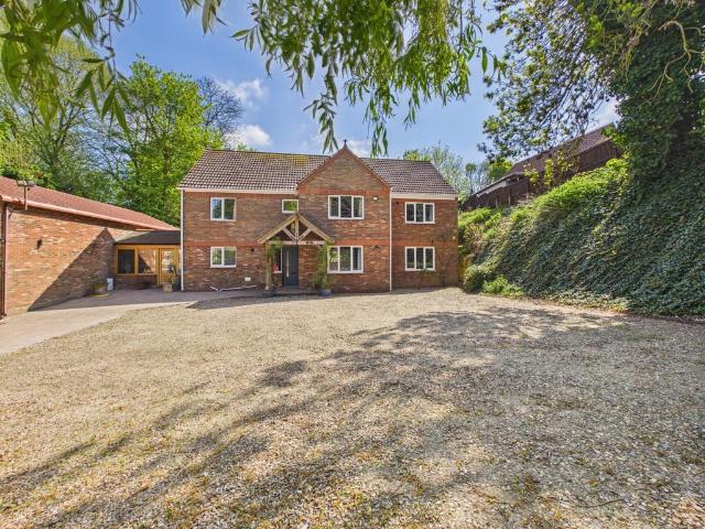 6 bedroom detached house for sale