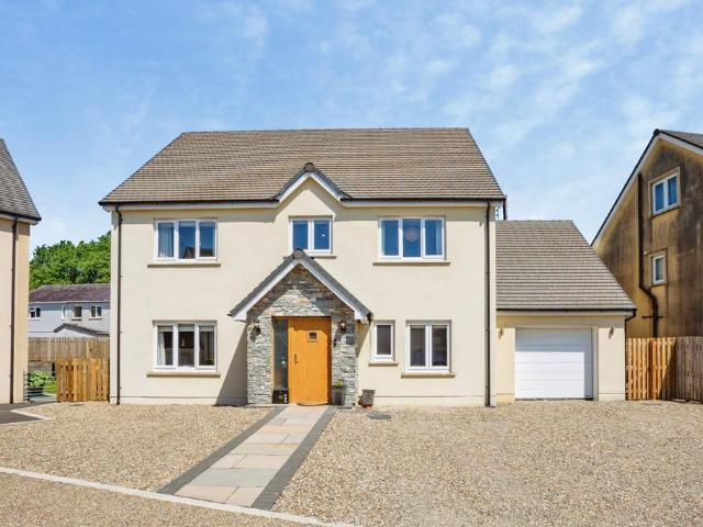 6 bedroom detached house for sale