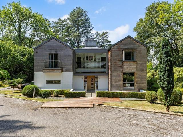 6 bedroom detached house for sale