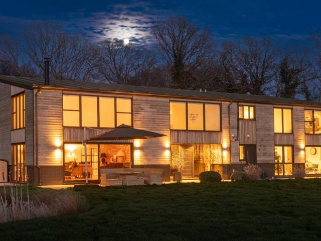 6 bedroom detached house for sale